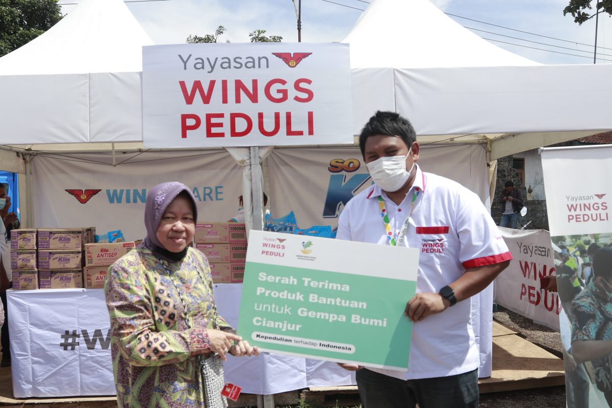Menteri Sosial RI, Tri Rismaharini Menyapa Pengungsi di Posko Yayasan WINGS Peduli - Wingscorp
